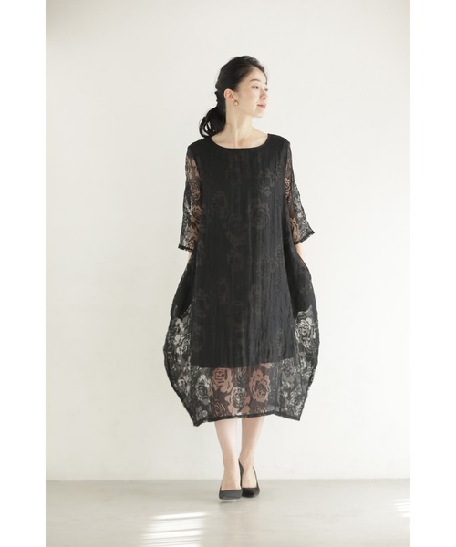 cawaii ワンピース （黒）バラの透かし絵浮かぶふんわりシルエット
